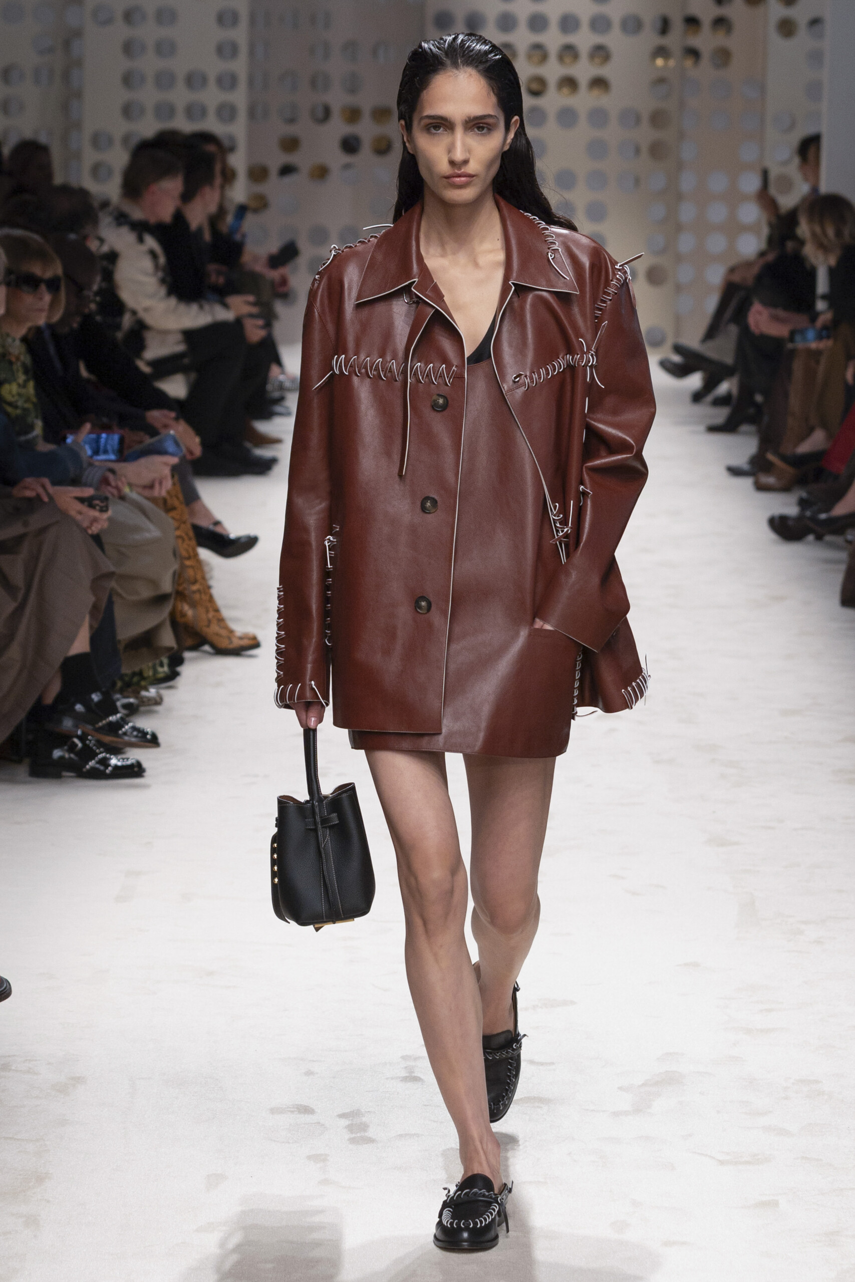 Tod’s collezione donna primavera estate 2026 un tributo allo stile ...